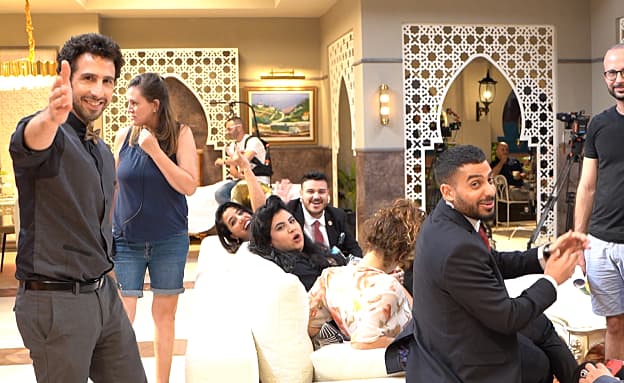 אבו דאבי בפתח תקווה סיור מאחורי הקלעים באולפני השגרירות רשת 13